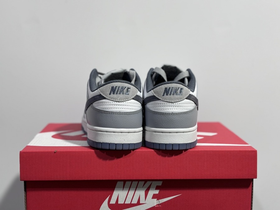 Dunk Low SE 'Light Carbon' - SneakerCool.com